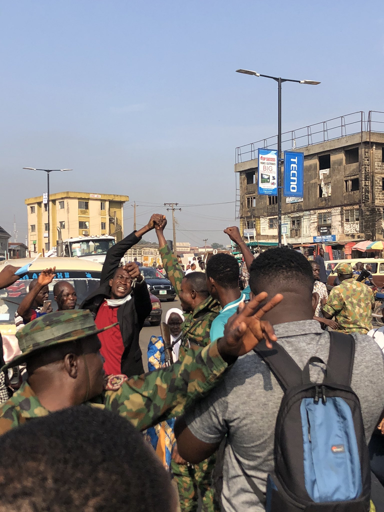 Nigerian soldiers march with #EndSARS protesters in Ibadan (photos)