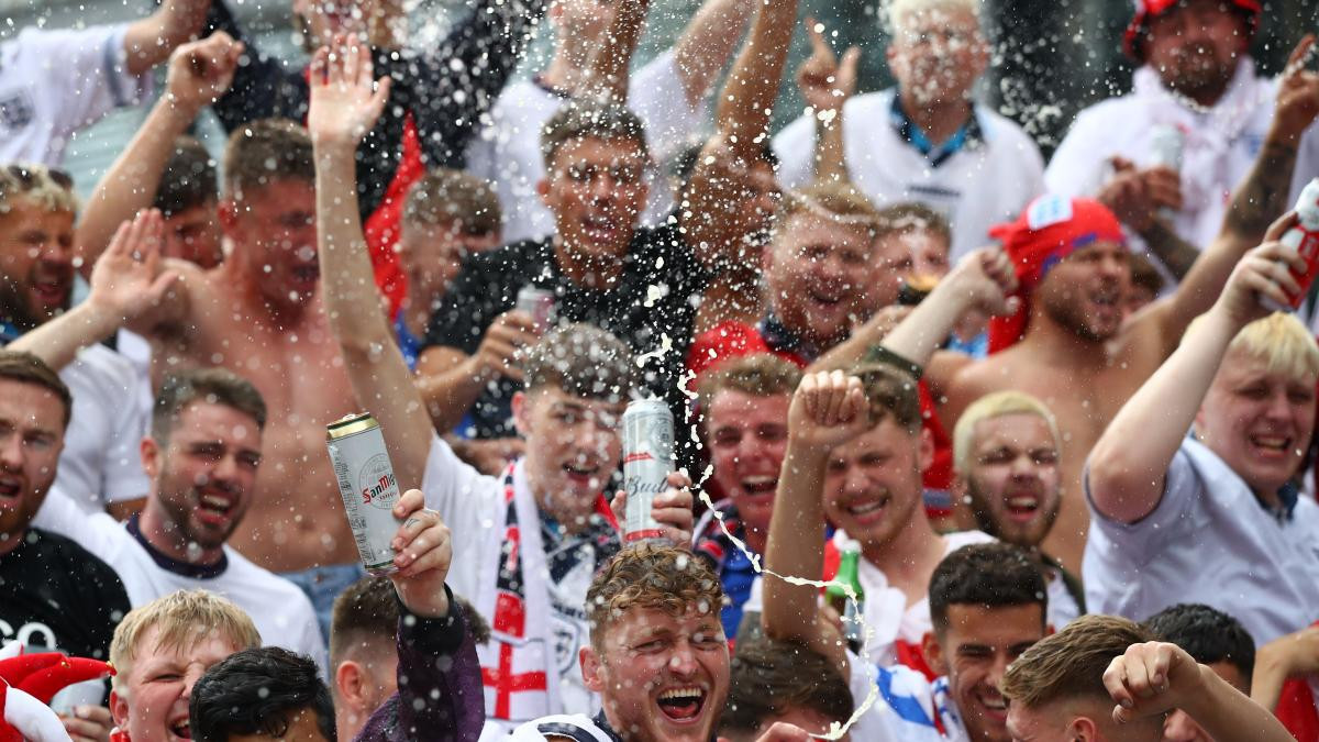 Football fans set to be allowed to drink alcohol at their seats after ...