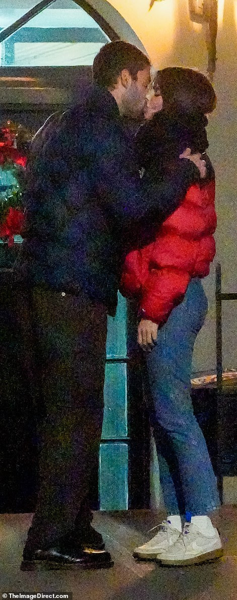 Emily Ratajkowski spotted making out with artist Jack Greer amid Pete ...