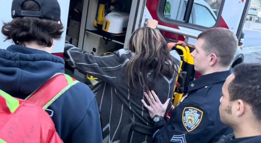 Wendy Williams picked up by ambulance after dropping desperate note ...
